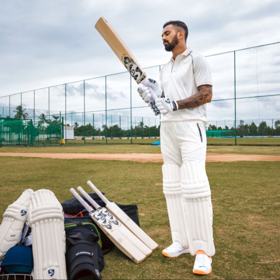 SG Smart Willow English Willow Cricket Bat with SG|Str8bat Sensor – TeamSG